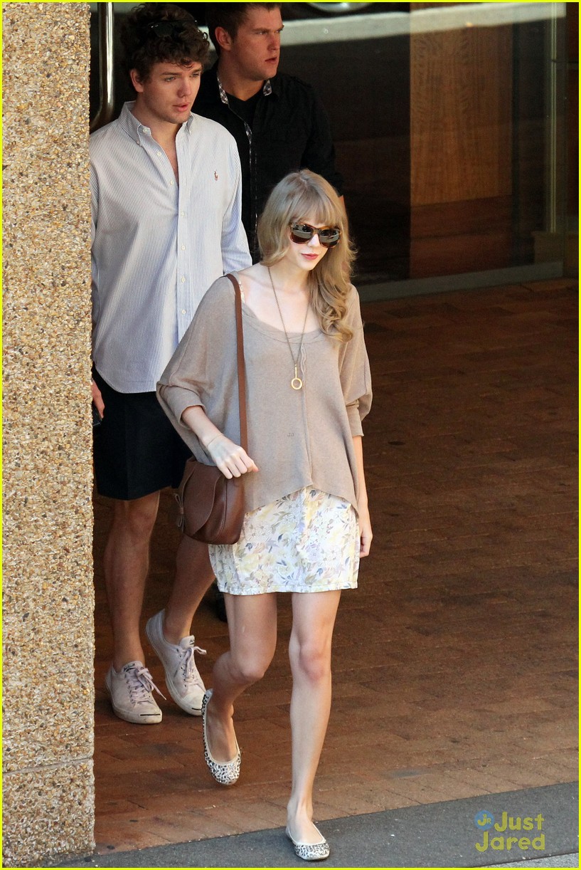 Taylor Swift: Bondi Beach with Brother Austin! | Photo 463473 - Photo ...