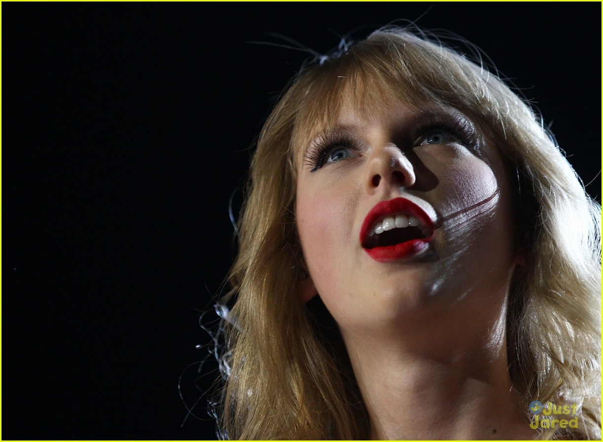Taylor Swift: Perth Concert Cutie! | Photo 462482 - Photo Gallery ...