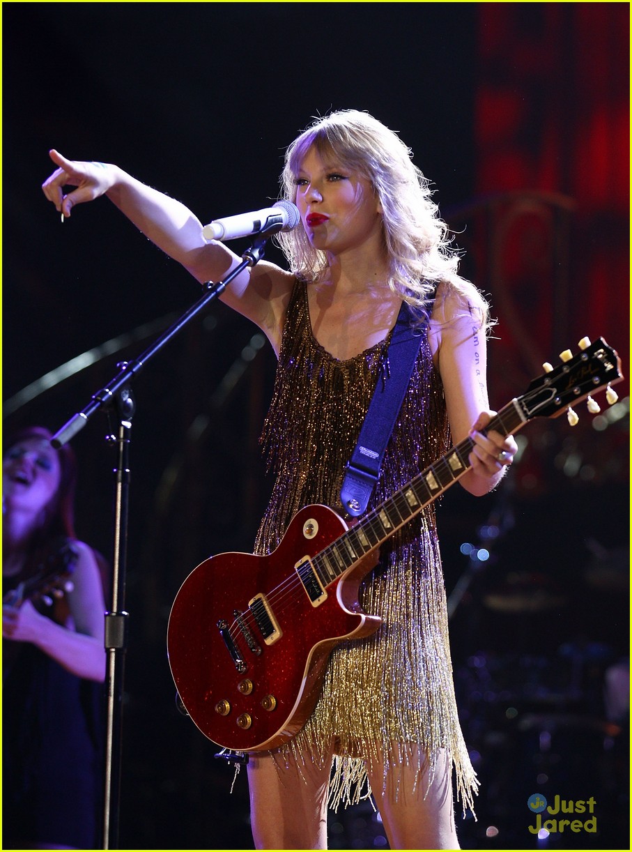 Taylor Swift: Perth Concert Cutie! | Photo 462491 - Photo Gallery ...