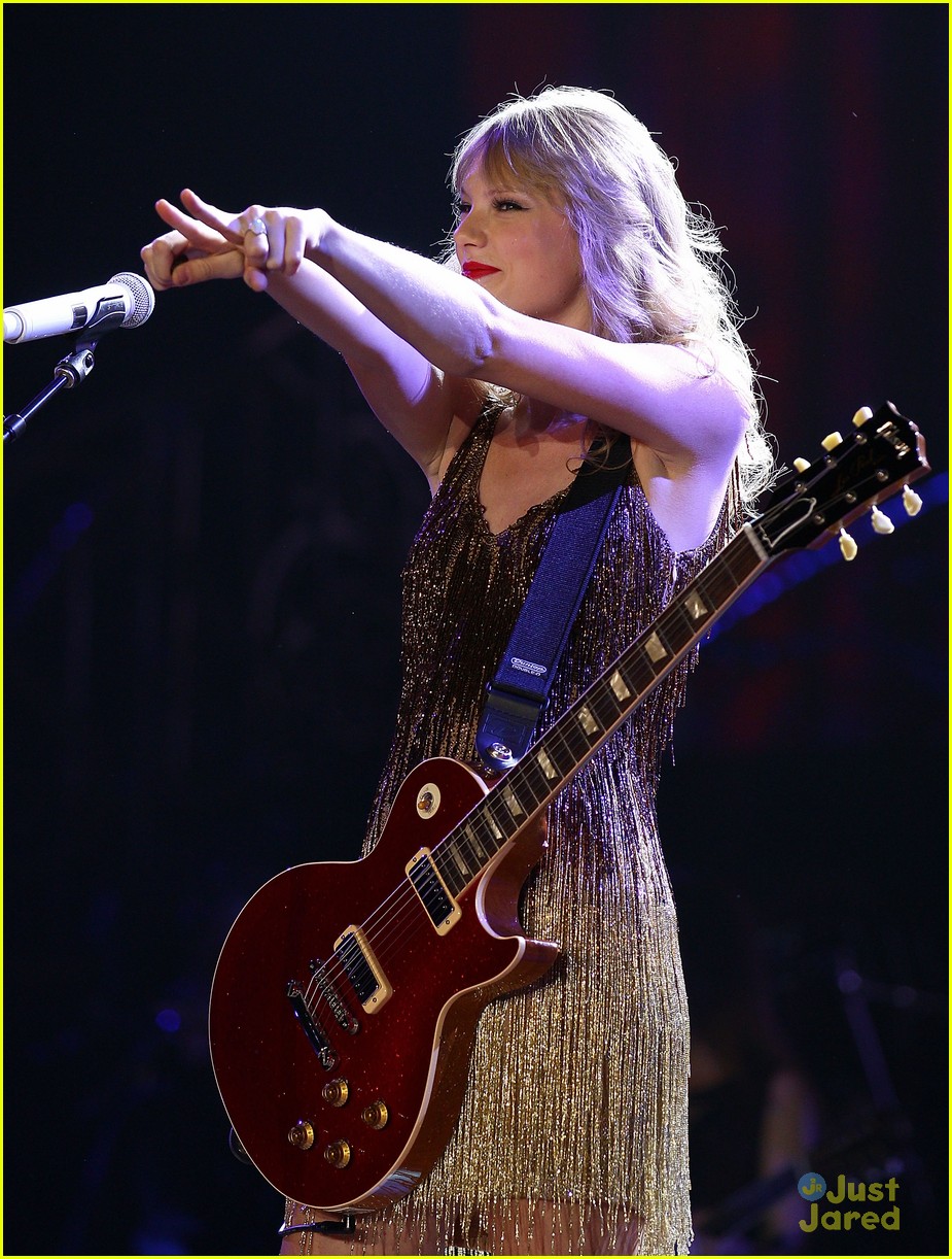 Taylor Swift: Perth Concert Cutie! | Photo 462496 - Photo Gallery ...