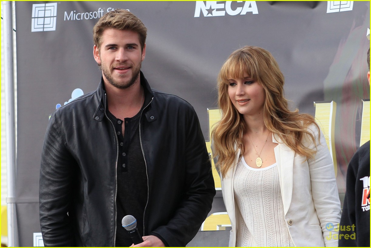 Jennifer Lawrence: Seattle Stop with Josh & Liam | Photo 463578 - Photo ...