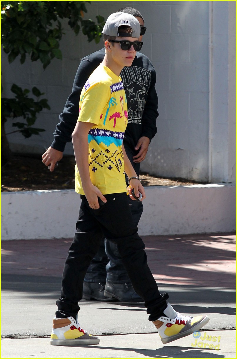 Full Sized Photo of justin bieber back studio 02 | Justin Bieber: Fans ...