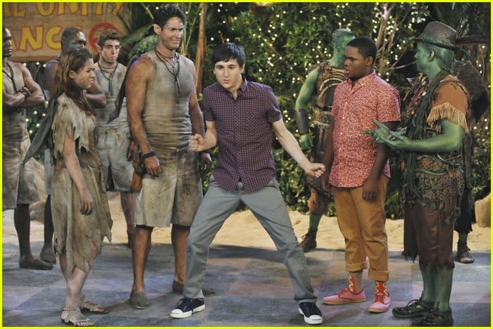 Jennifer Stone & Doug Brochu 'Make Dirt, Not War' on Pair of Kings ...
