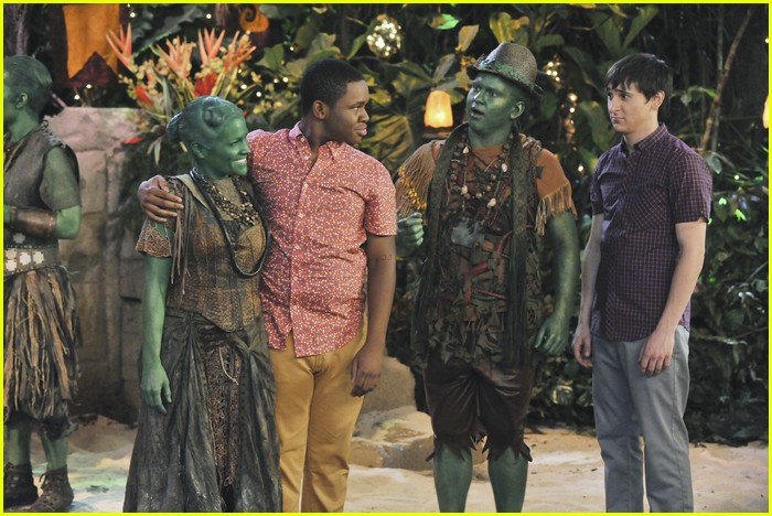 Jennifer Stone & Doug Brochu 'Make Dirt, Not War' on Pair of Kings ...