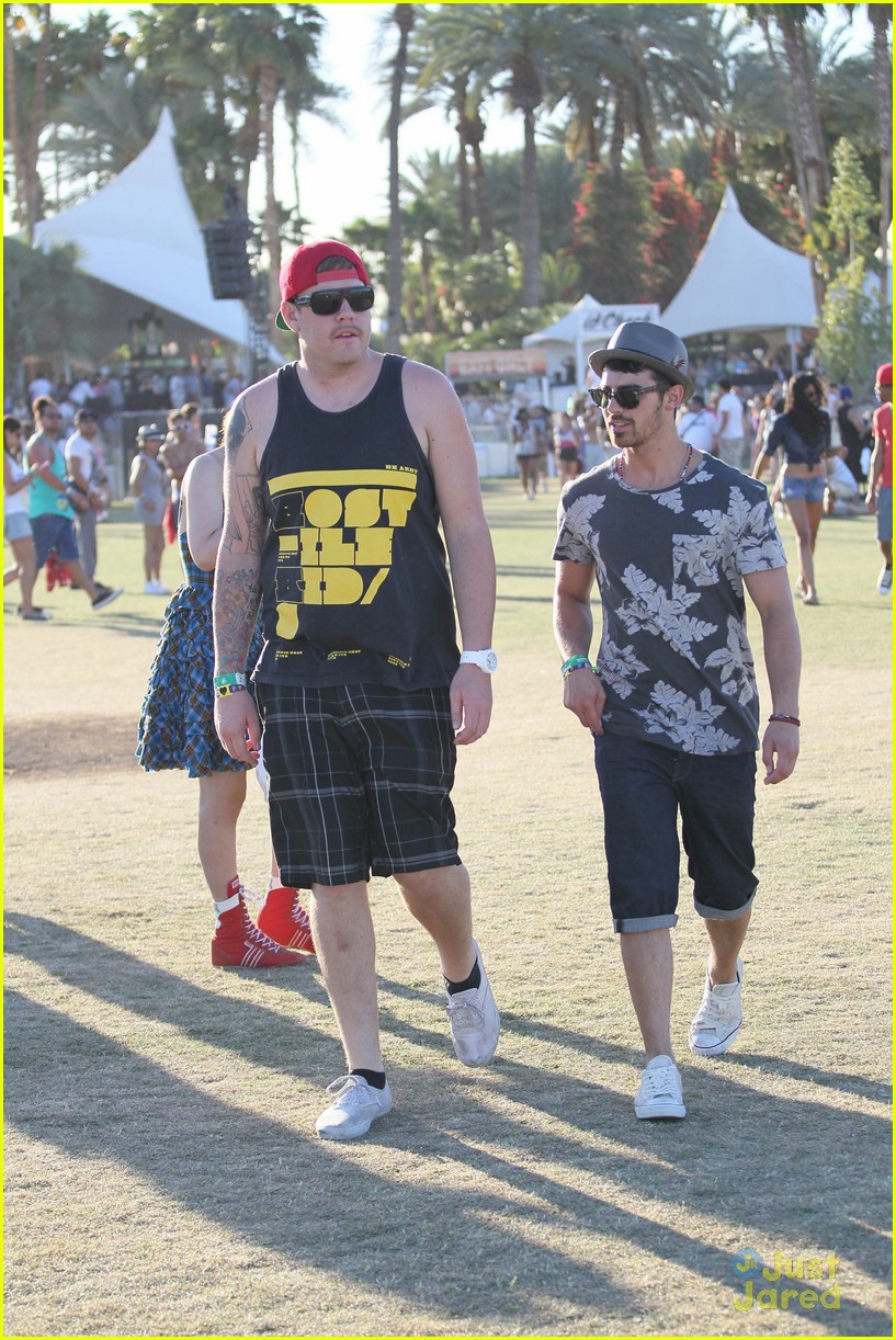 Emma Roberts: Coachella Crowds with Joe Jonas | Photo 469609 - Photo ...