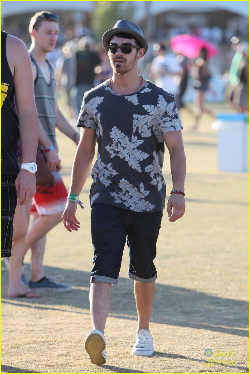 Emma Roberts: Coachella Crowds with Joe Jonas | Photo 469618 - Photo ...