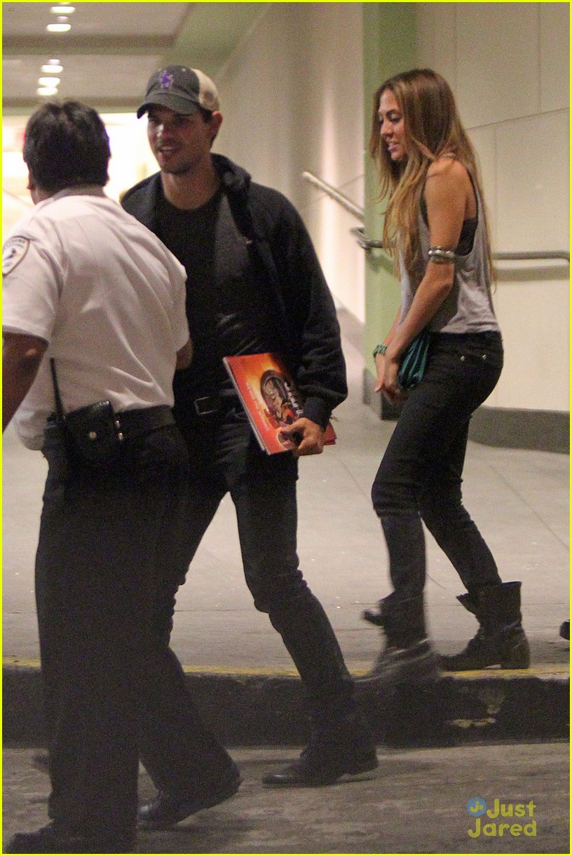 Taylor Lautner: Cirque du Soleil with Sara Hicks | Photo 467729 - Photo ...
