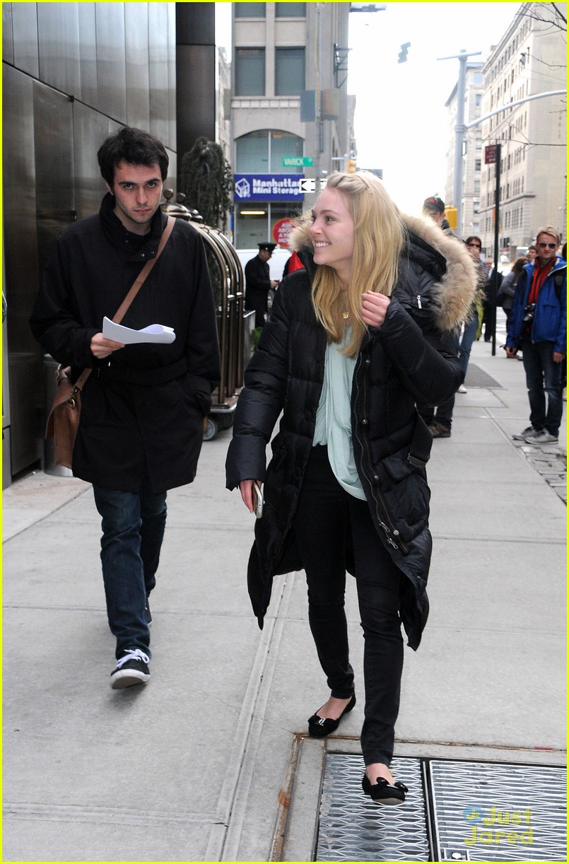 AnnaSophia Robb Runs in the Rain | Photo 467290 - Photo Gallery | Just ...