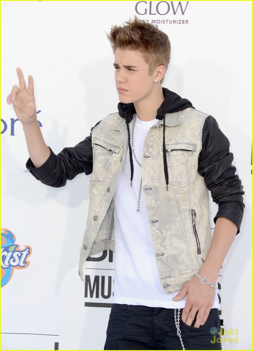 Justin Bieber WINS Social Artist of the Year at Billboard Music Awards ...