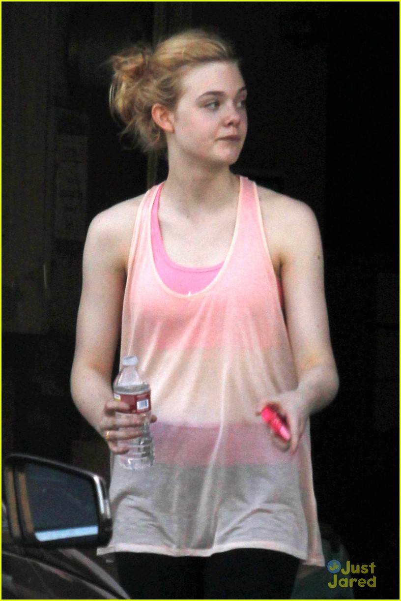 Dakota & Elle Fanning: Sisterly Stroll | Photo 472960 - Photo Gallery ...