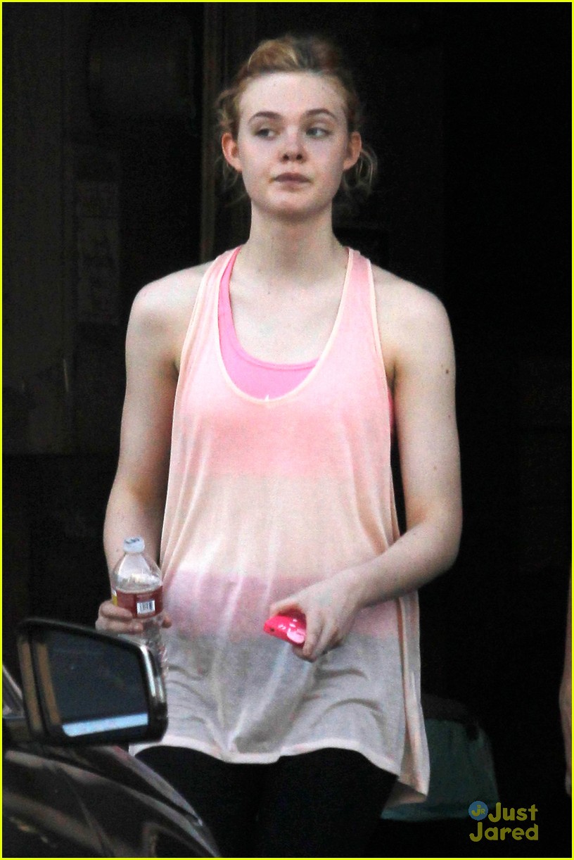 Dakota & Elle Fanning: Sisterly Stroll | Photo 472961 - Photo Gallery ...