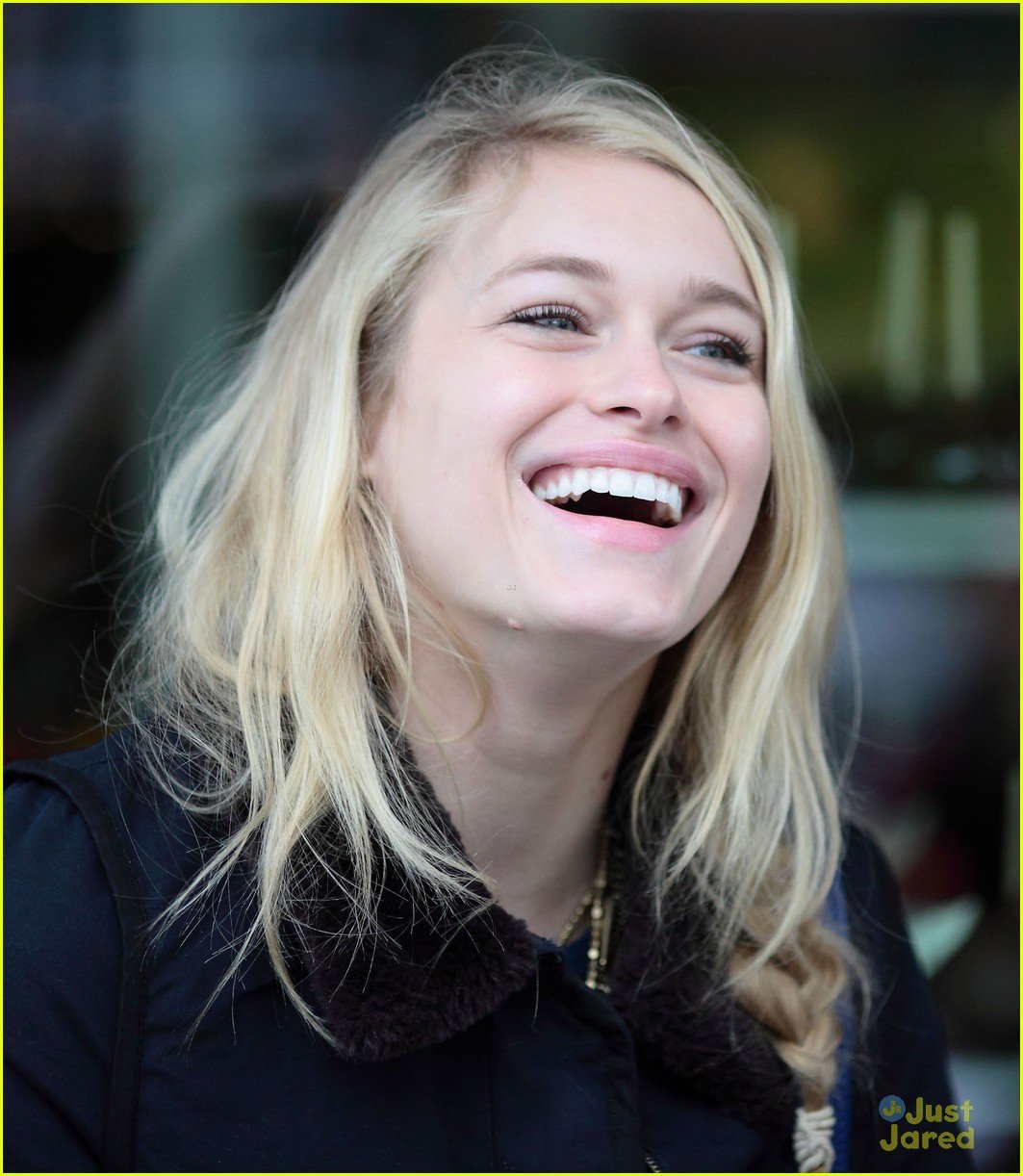 Leven Rambin & Bailee Madison Hang in Vancouver | Photo 470811 - Photo ...