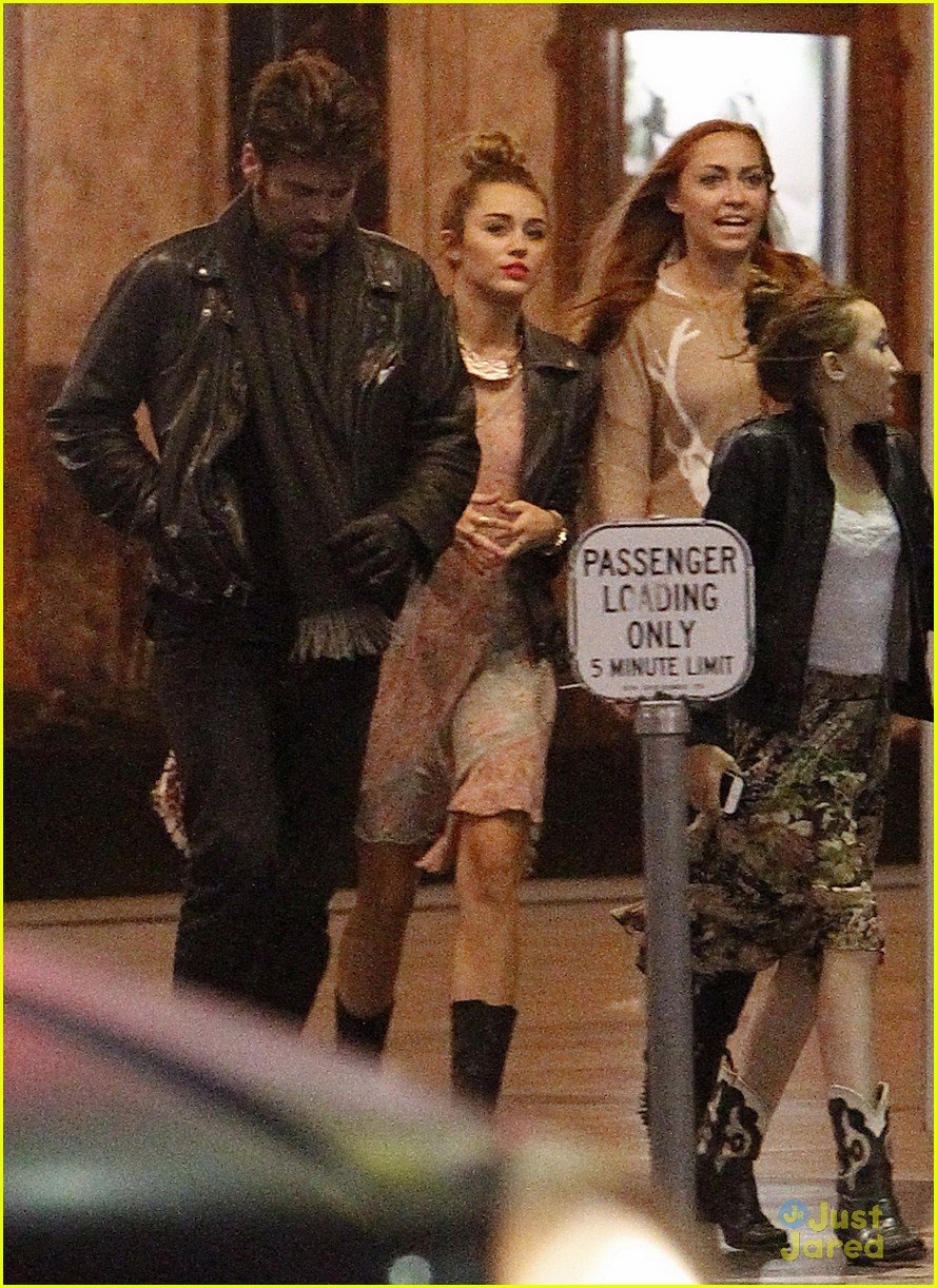 Miley Cyrus: 'Chicago' Theater Outing with Family | Photo 474509 ...