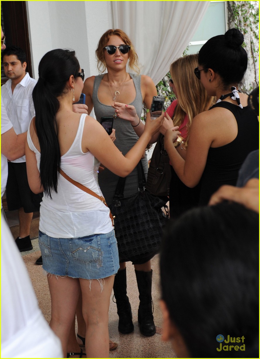 Full Sized Photo of miley cryus fan crowd 02 | Miley Cyrus: In Miami ...