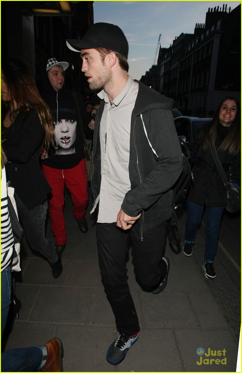 Robert Pattinson: Claridge's Birthday Celebration | Photo 472704 ...
