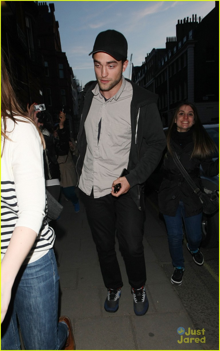 Robert Pattinson: Claridge's Birthday Celebration | Photo 472712 ...