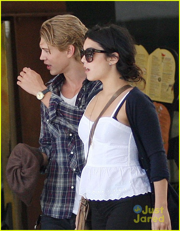 Vanessa Hudgens & Austin Butler: Newsroom Cafe Couple | Photo 472821 ...