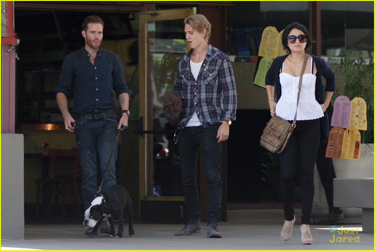 Vanessa Hudgens & Austin Butler: Newsroom Cafe Couple | Photo 472823 ...