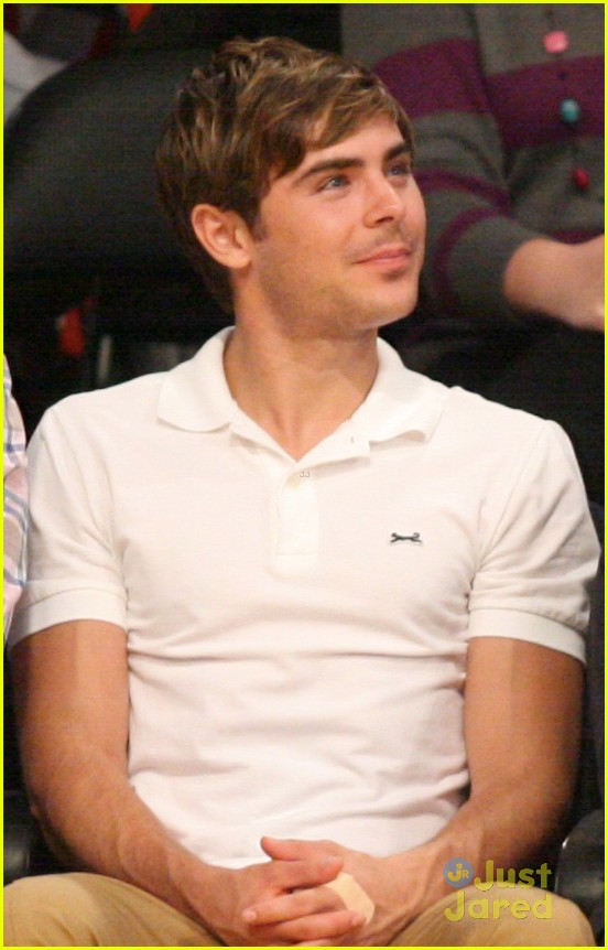 Zac Efron: Courtside at Staples Center | Photo 471043 - Photo Gallery ...
