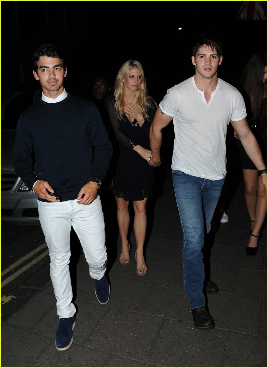 Joe & Nick Jonas: Locked Out of Their London Hotel | Photo 479157 ...