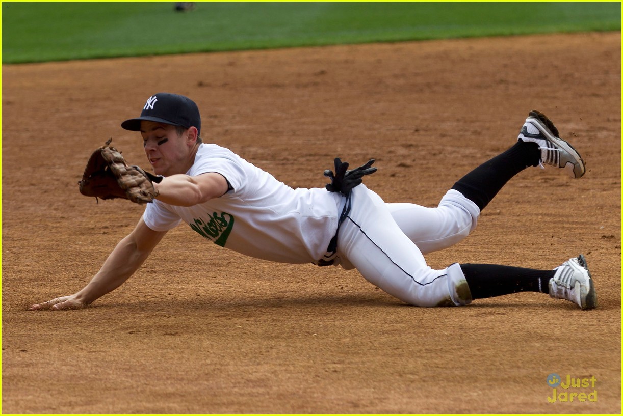 Nick Jonas: Bombers Boomer Broadway Softball Classic! | Photo 477583 ...