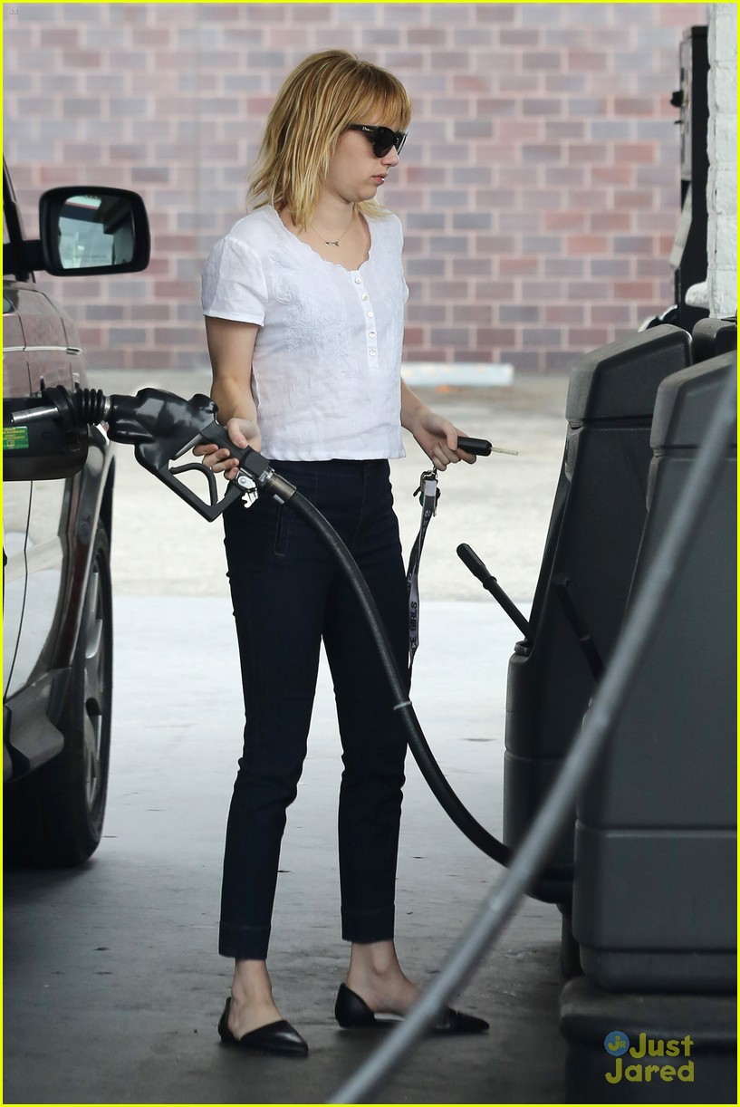 Emma Roberts: Pink Purse at the Pump | Photo 481767 - Photo Gallery ...