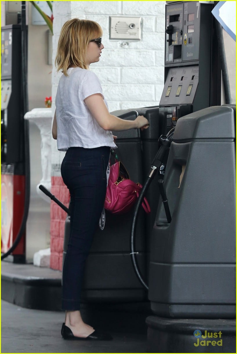 Emma Roberts: Pink Purse at the Pump | Photo 481769 - Photo Gallery ...