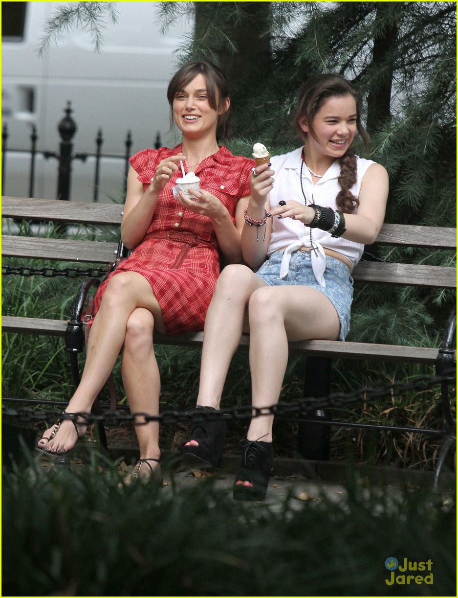 Hailee Steinfeld: Ice Cream with Keira Knightley | Photo 482874 - Photo ...