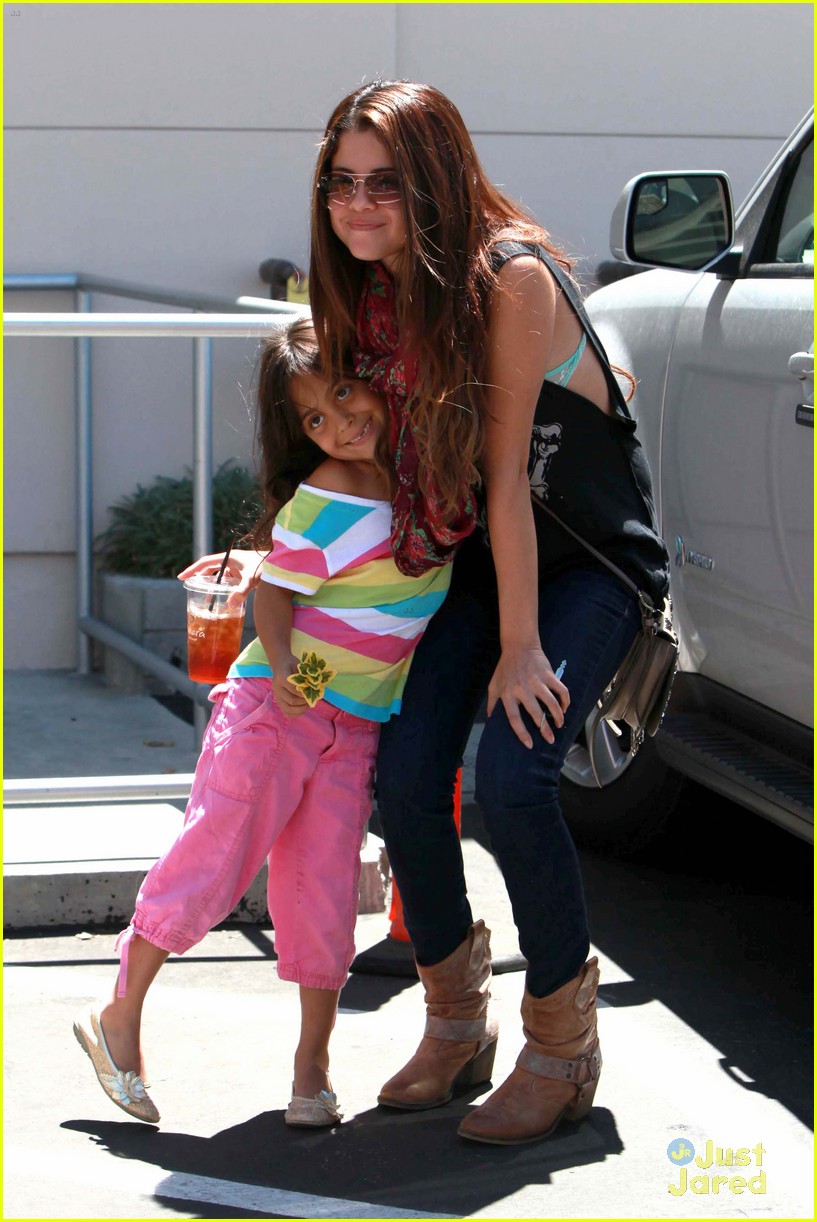 Selena Gomez: Panera Bread Pretty | Photo 484264 - Photo Gallery | Just ...