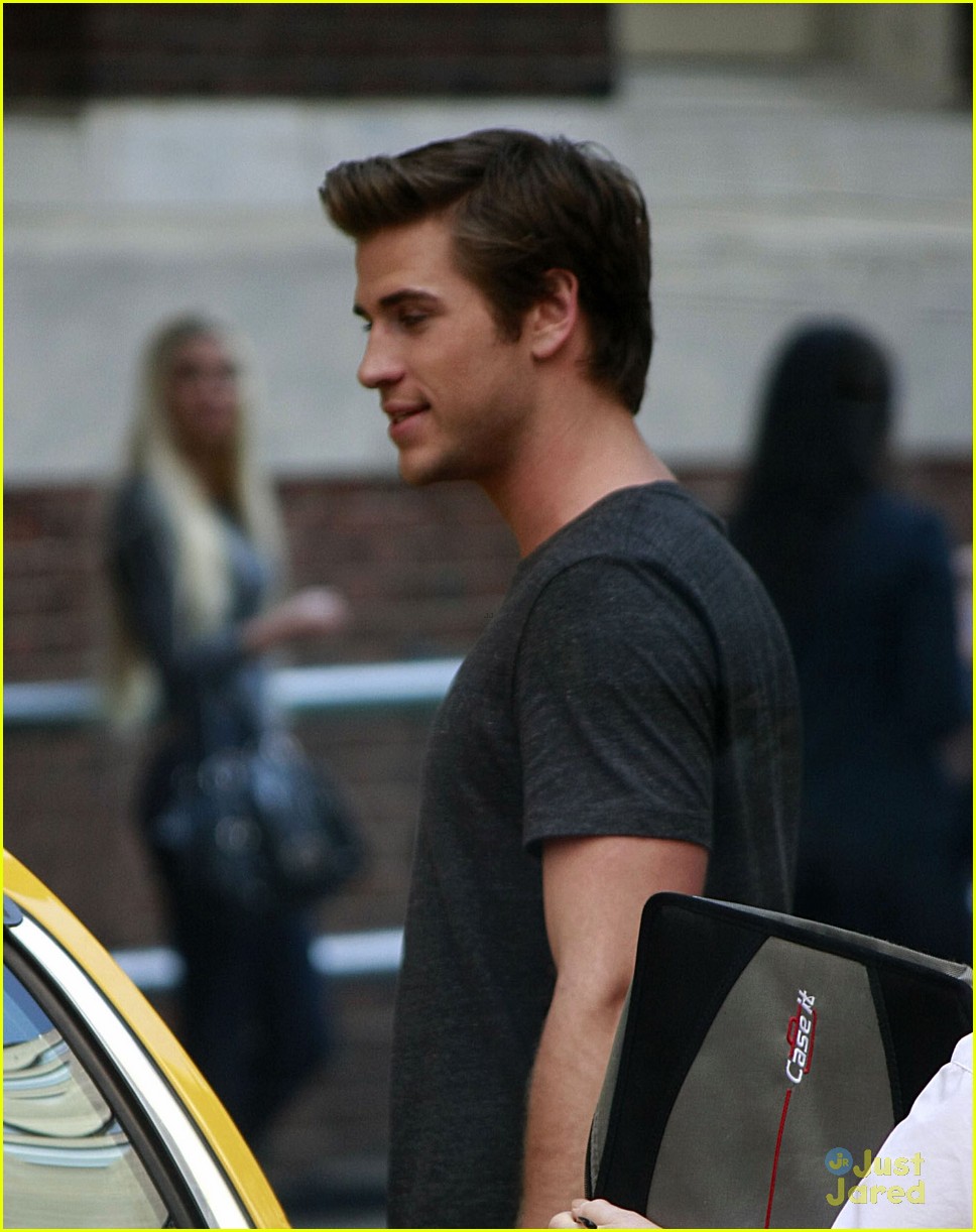 Liam Hemsworth: 'Paranoia' Coffee Break | Photo 489674 - Photo Gallery ...