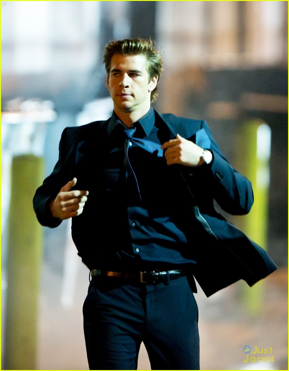 Full Sized Photo of liam hemsworth run paranoia 10 | Liam Hemsworth ...