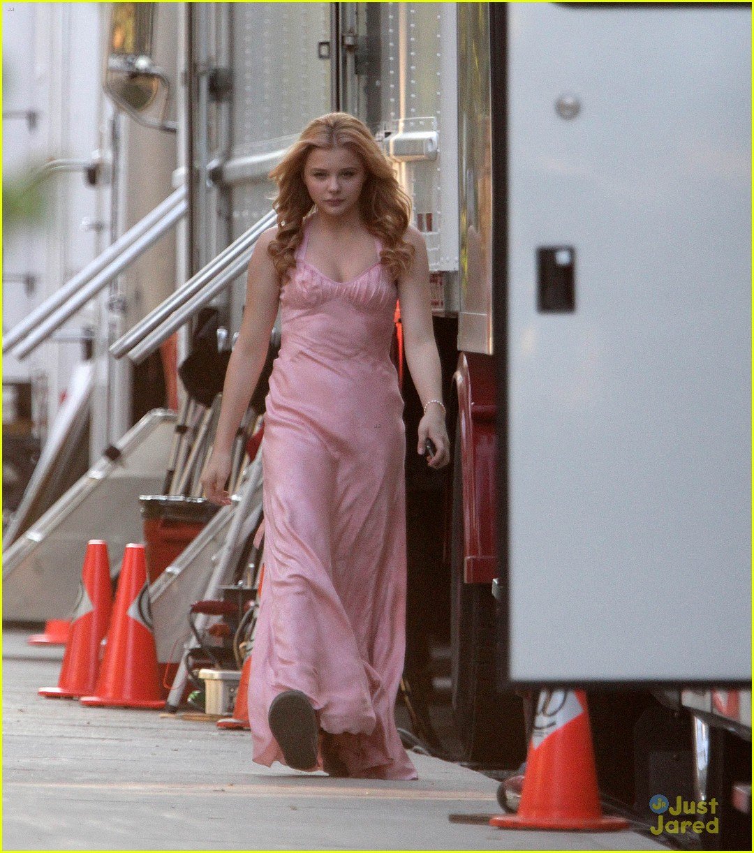 Full Sized Photo of chloe moretz blood soaked on carrie set 14 | Chloe ...