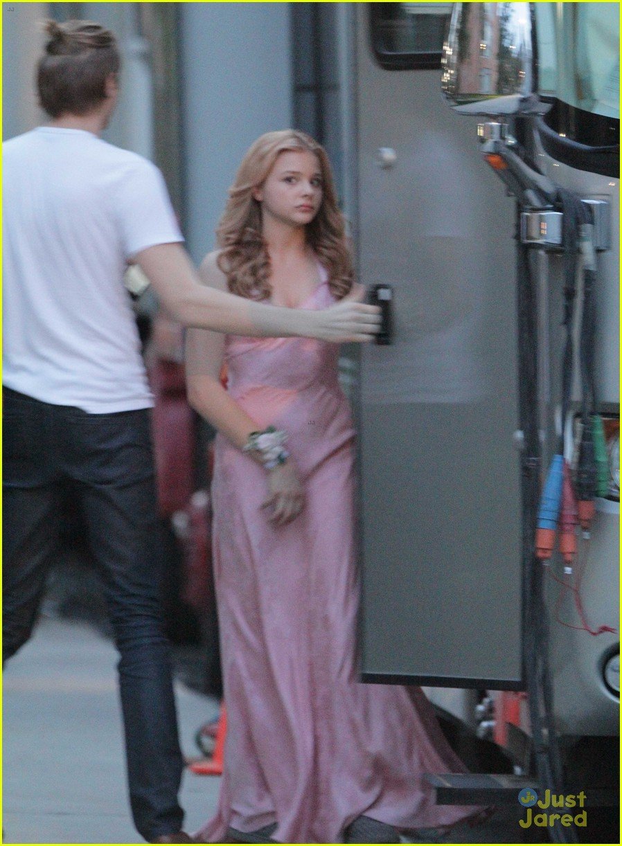 Full Sized Photo of chloe moretz blood soaked on carrie set 30 | Chloe ...