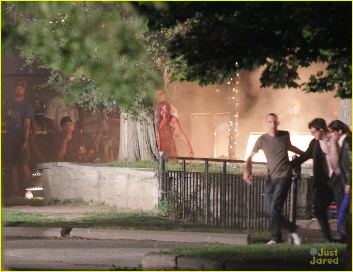 Full Sized Photo of chloe moretz blood soaked on carrie set 40 | Chloe ...