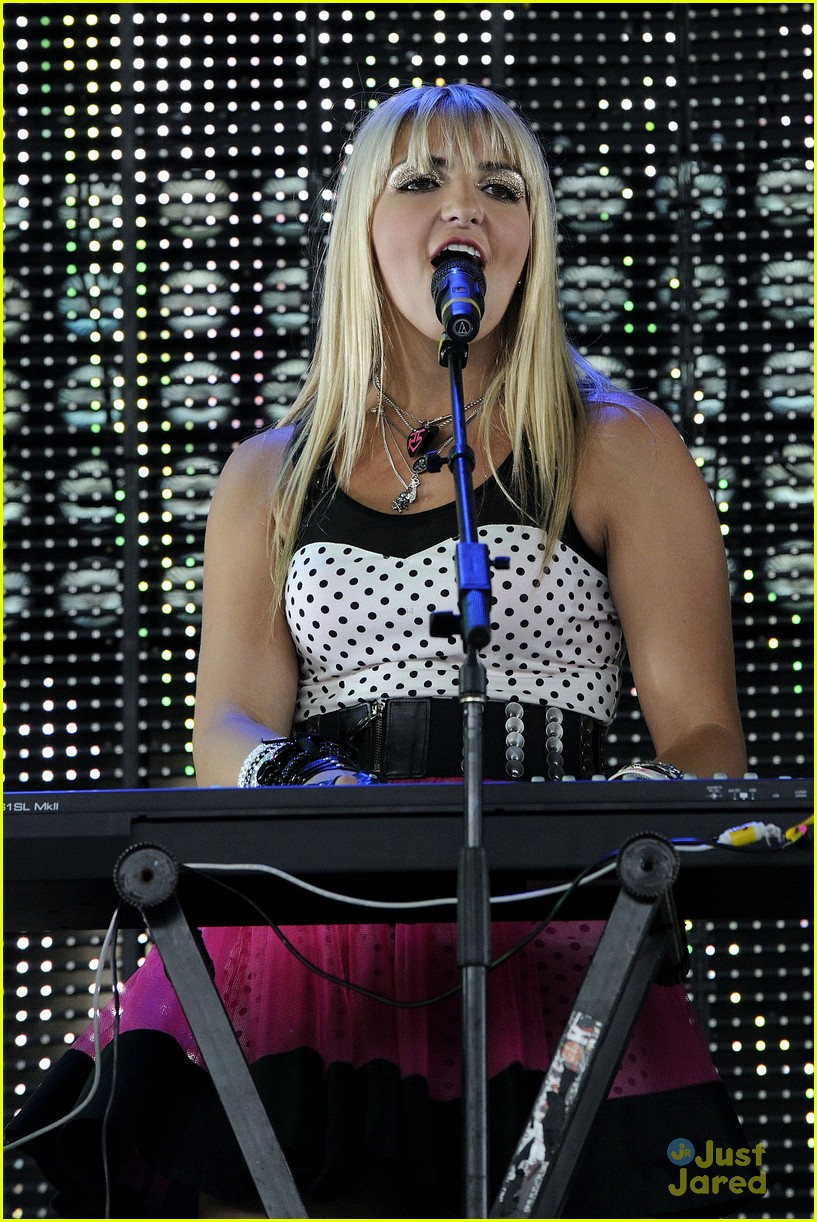 Ross Lynch: R5 Plays Big Ticket Summer Concert | Photo 490805 - Photo ...