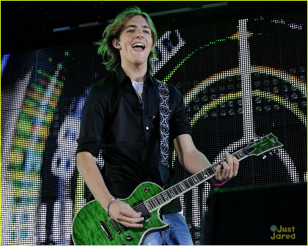 Ross Lynch: R5 Plays Big Ticket Summer Concert | Photo 490820 - Photo ...