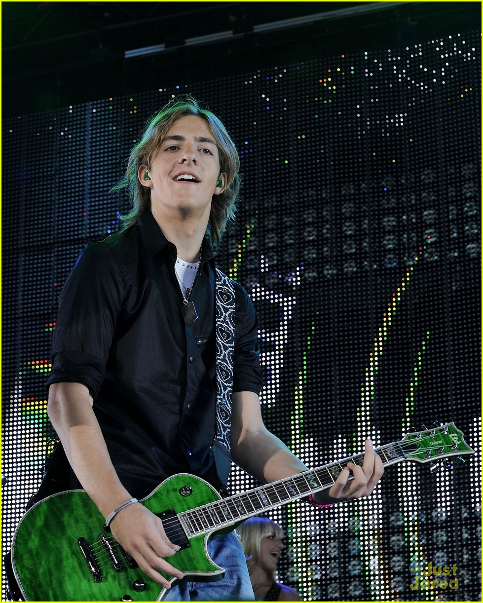 Ross Lynch: R5 Plays Big Ticket Summer Concert | Photo 490821 - Photo ...