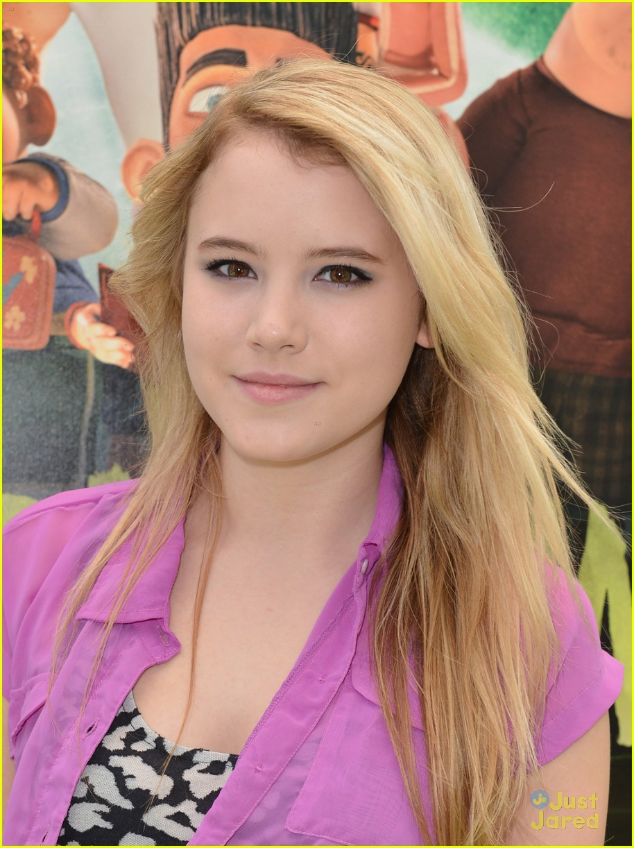 Taylor Spreitler: Pretty in Pink for 'ParaNorman' | Photo 486742 ...
