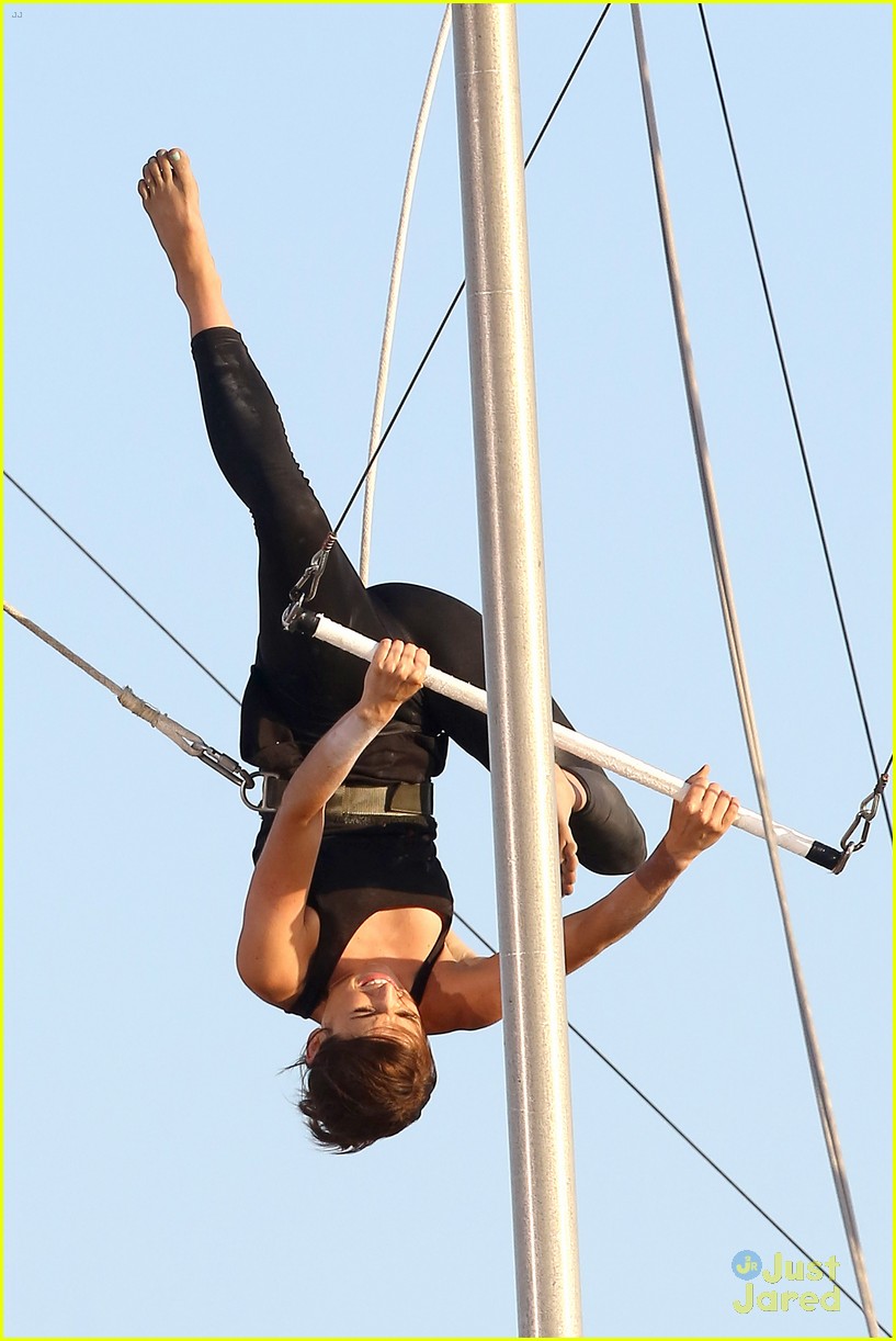Jessica Stroup: Trapeze Flyer For '90210' | Photo 487367 - Photo ...
