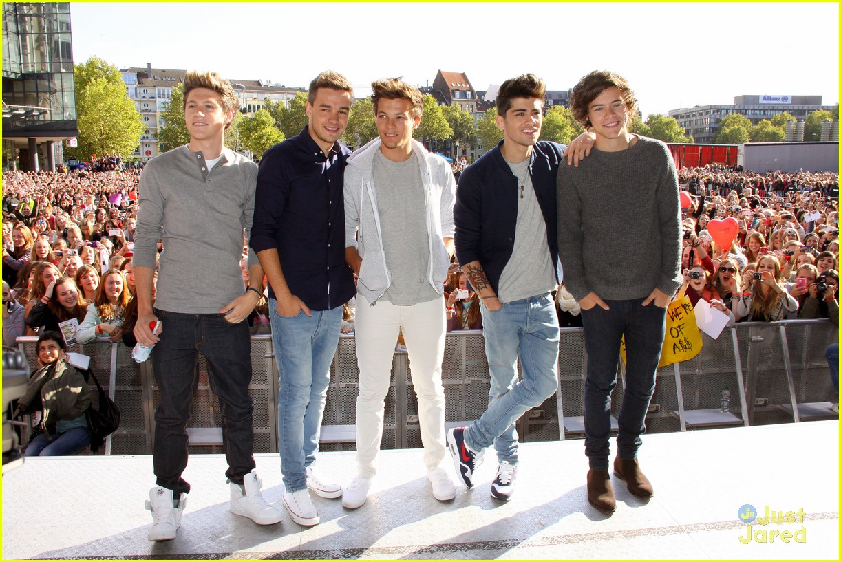One Direction: Signing in Germany! | Photo 497186 - Photo Gallery ...