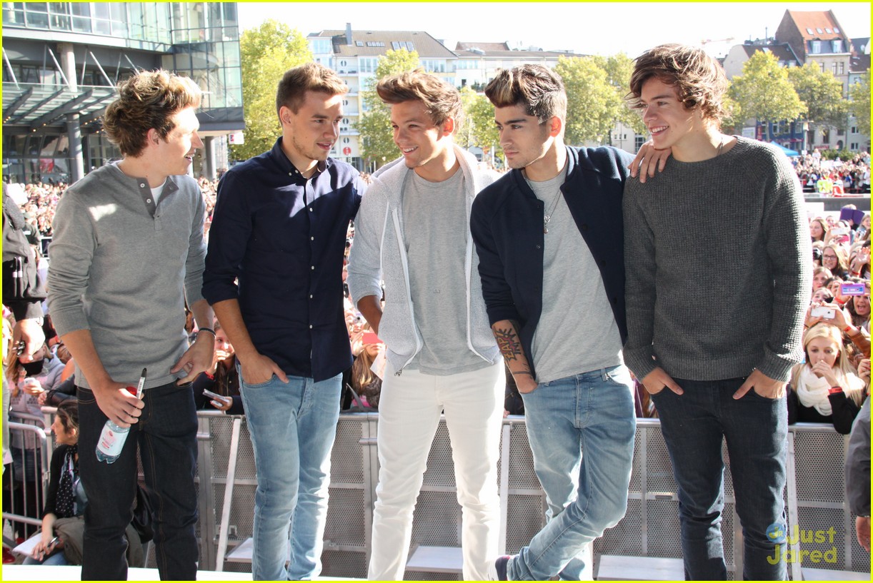 One Direction: Signing in Germany! | Photo 497188 - Photo Gallery ...