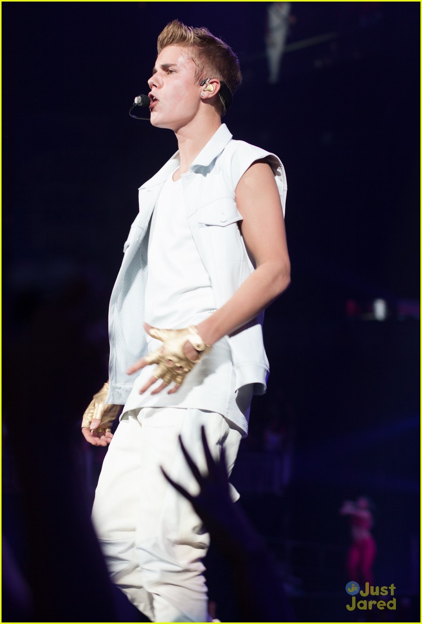 Justin Bieber Gets Sick During 'Believe' Concert in Arizona | Photo ...