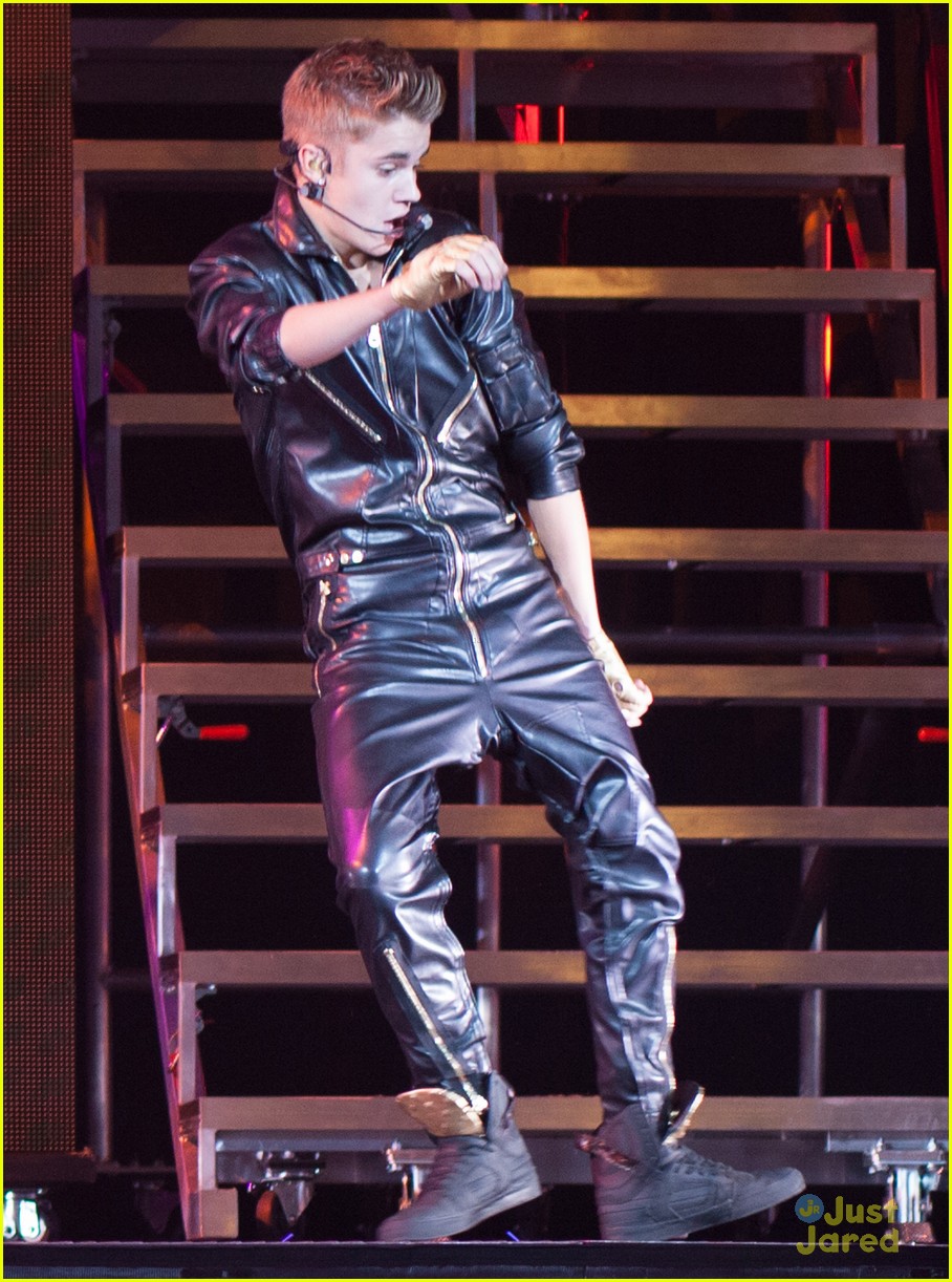 Justin Bieber Gets Sick During 'Believe' Concert in Arizona | Photo ...