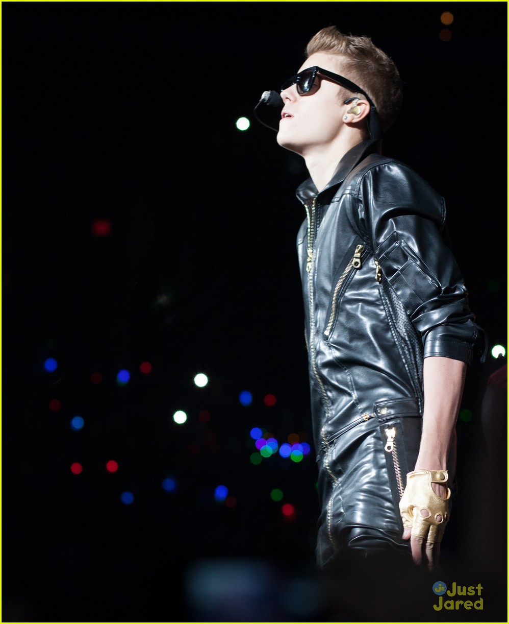 Justin Bieber Gets Sick During 'Believe' Concert in Arizona | Photo ...