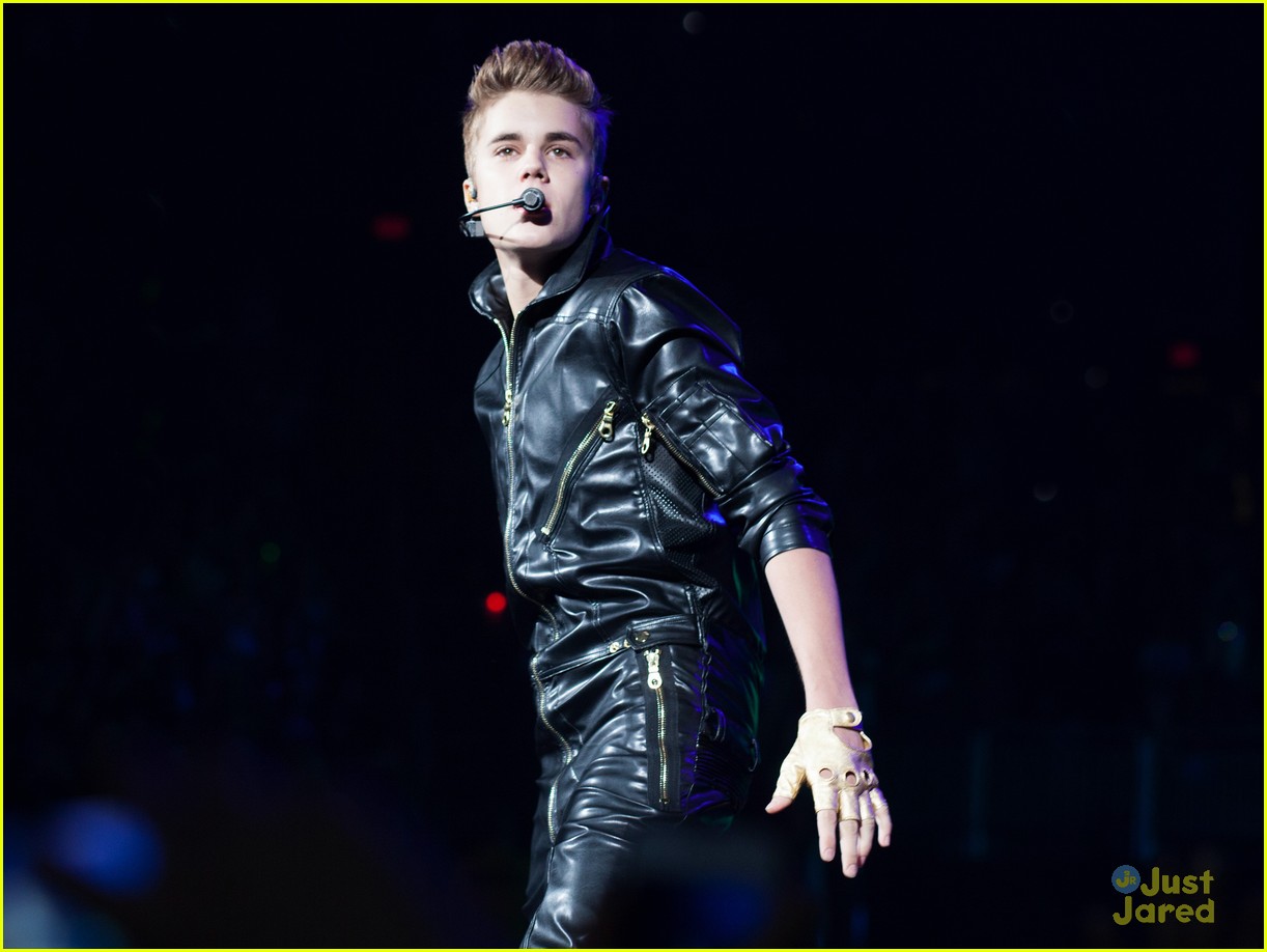 Justin Bieber Gets Sick During 'Believe' Concert in Arizona | Photo ...