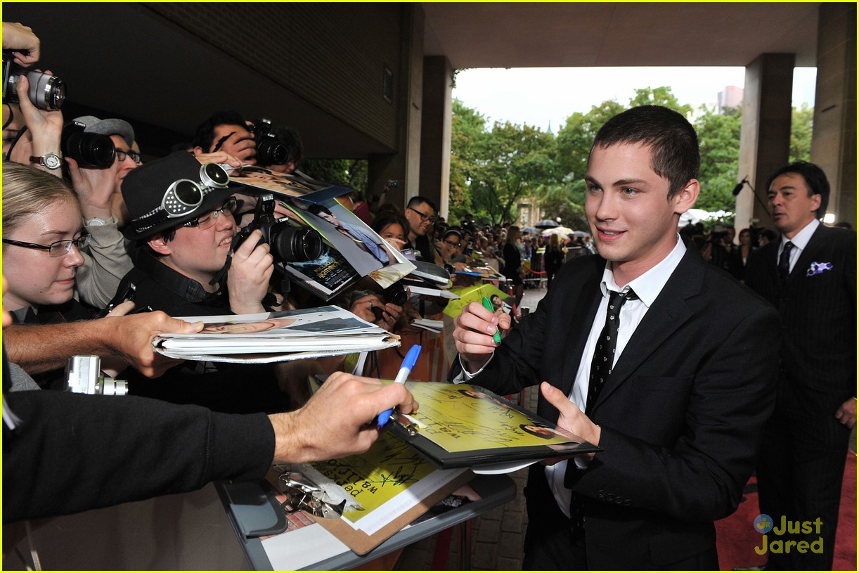 Logan Lerman: 'Perks' Premiere at TIFF with Mae Whitman | Photo 493242 ...