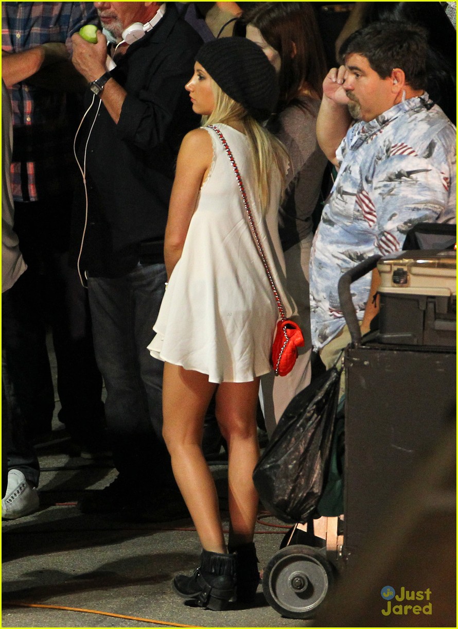 Selena Gomez: 'Getaway' Visit From Ashley Tisdale | Photo 495324 ...
