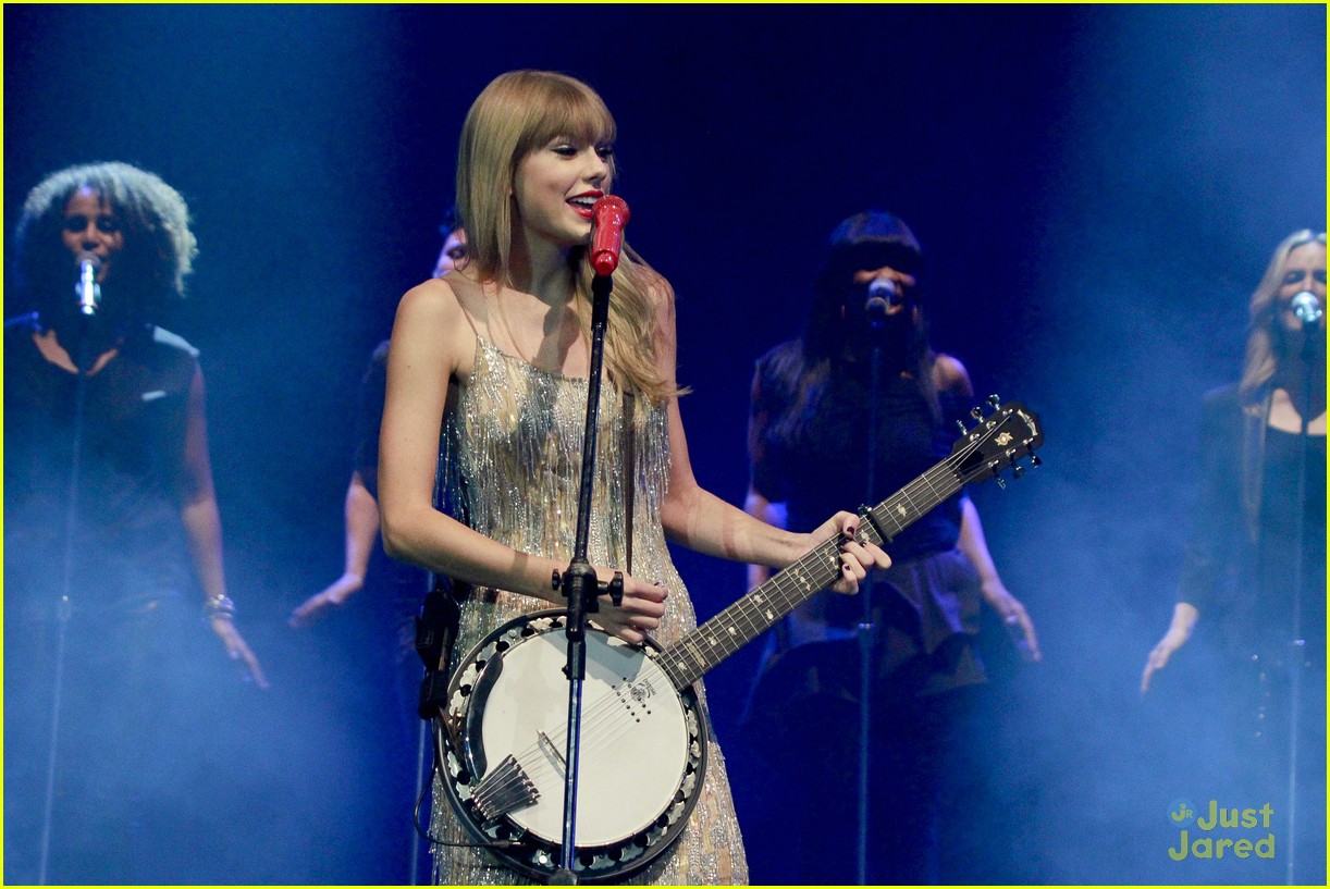 Full Sized Photo of taylor swift rio concert 15 | Taylor Swift: Concert ...
