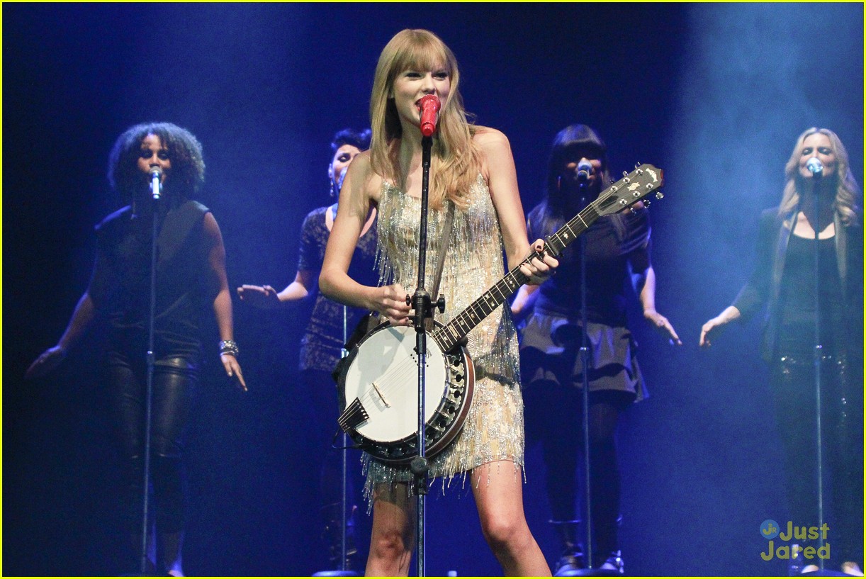 Full Sized Photo of taylor swift rio concert 27 | Taylor Swift: Concert ...