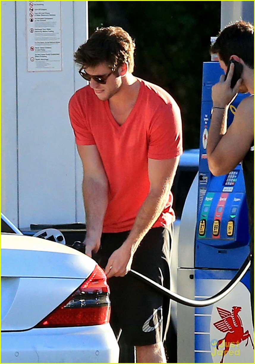 Liam Hemsworth: Gas Station Stop | Photo 505500 - Photo Gallery | Just ...